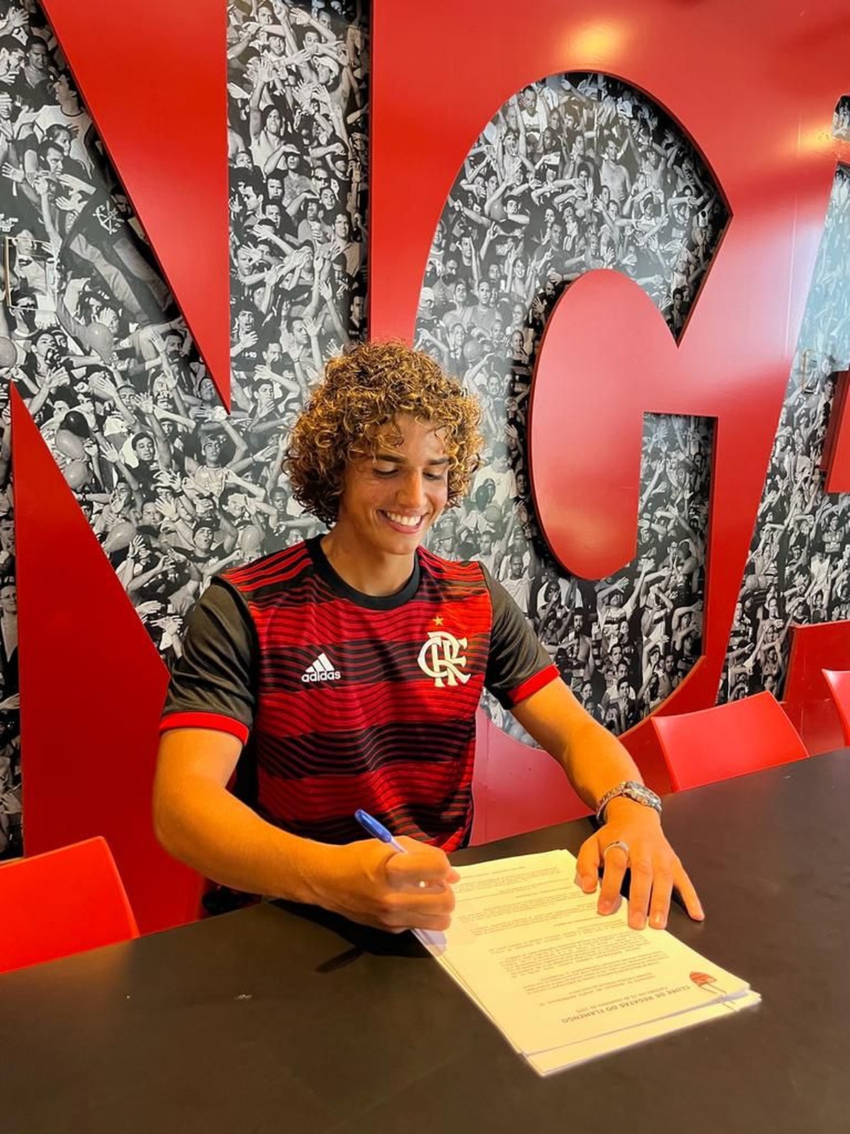 Versátil canhoto e técnico volante do sub 16 assina primeiro contrato