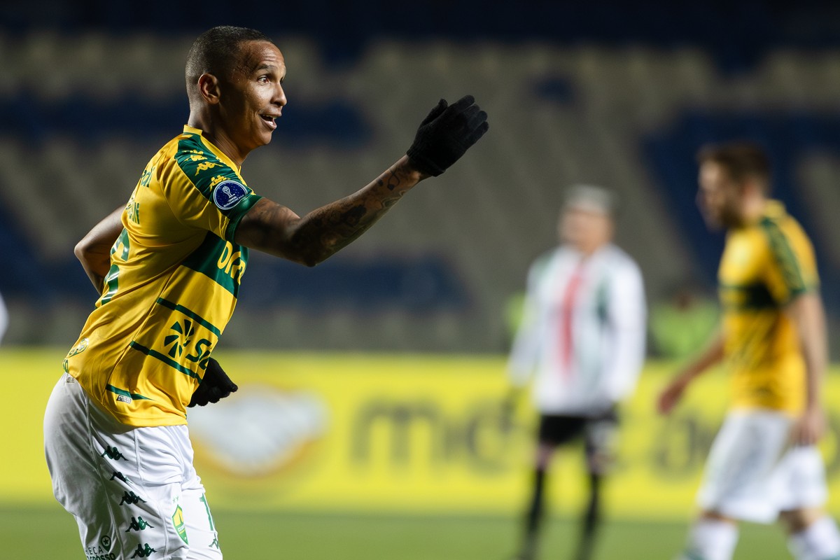 Atuações do Cuiabá Deyverson faz bonito gol e Walter defende pênalti