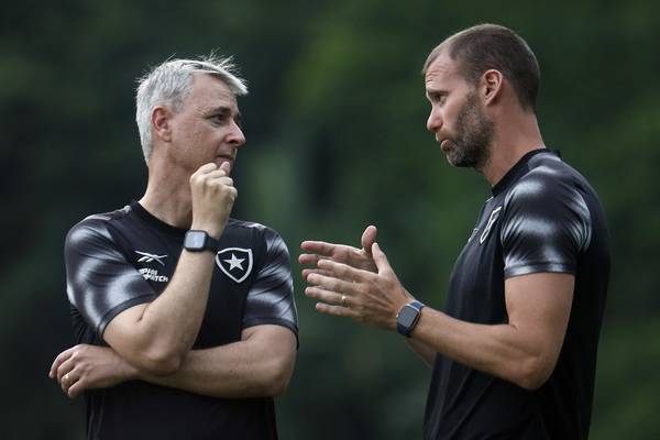 E o Carli Ex zagueiro segue no Botafogo e ajudará comissão de Tiago Nunes botafogo ge