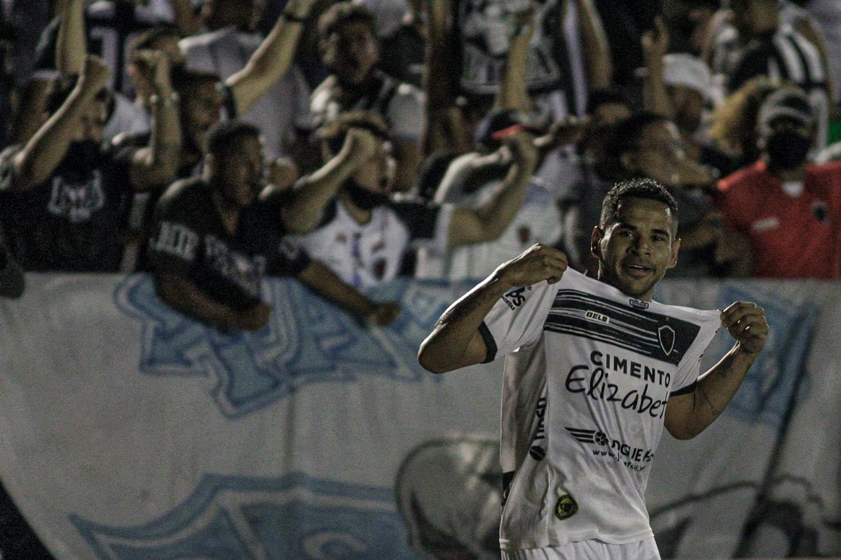 Chape contrata atacante Éderson ex Vasco para sequência de 2022