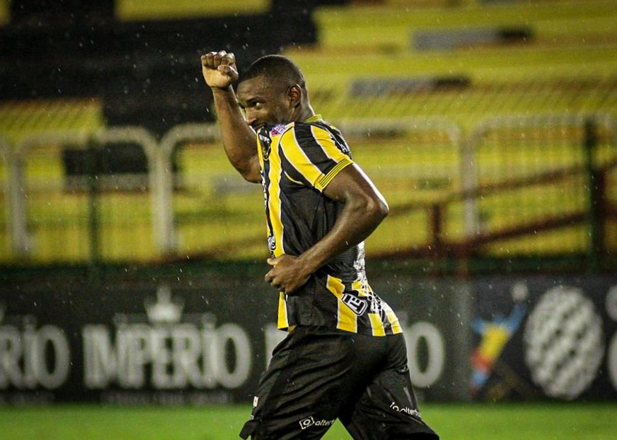 João Carlos consegue liminar na Justiça para rescindir seu contrato