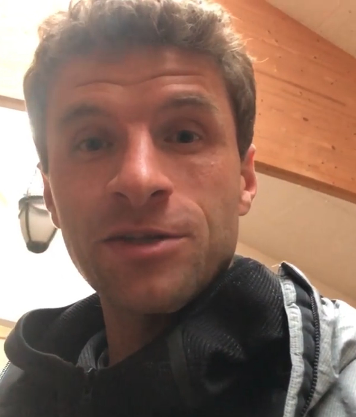 Thomas Müller brinca com cavalos para parabenizar companheiros de ...