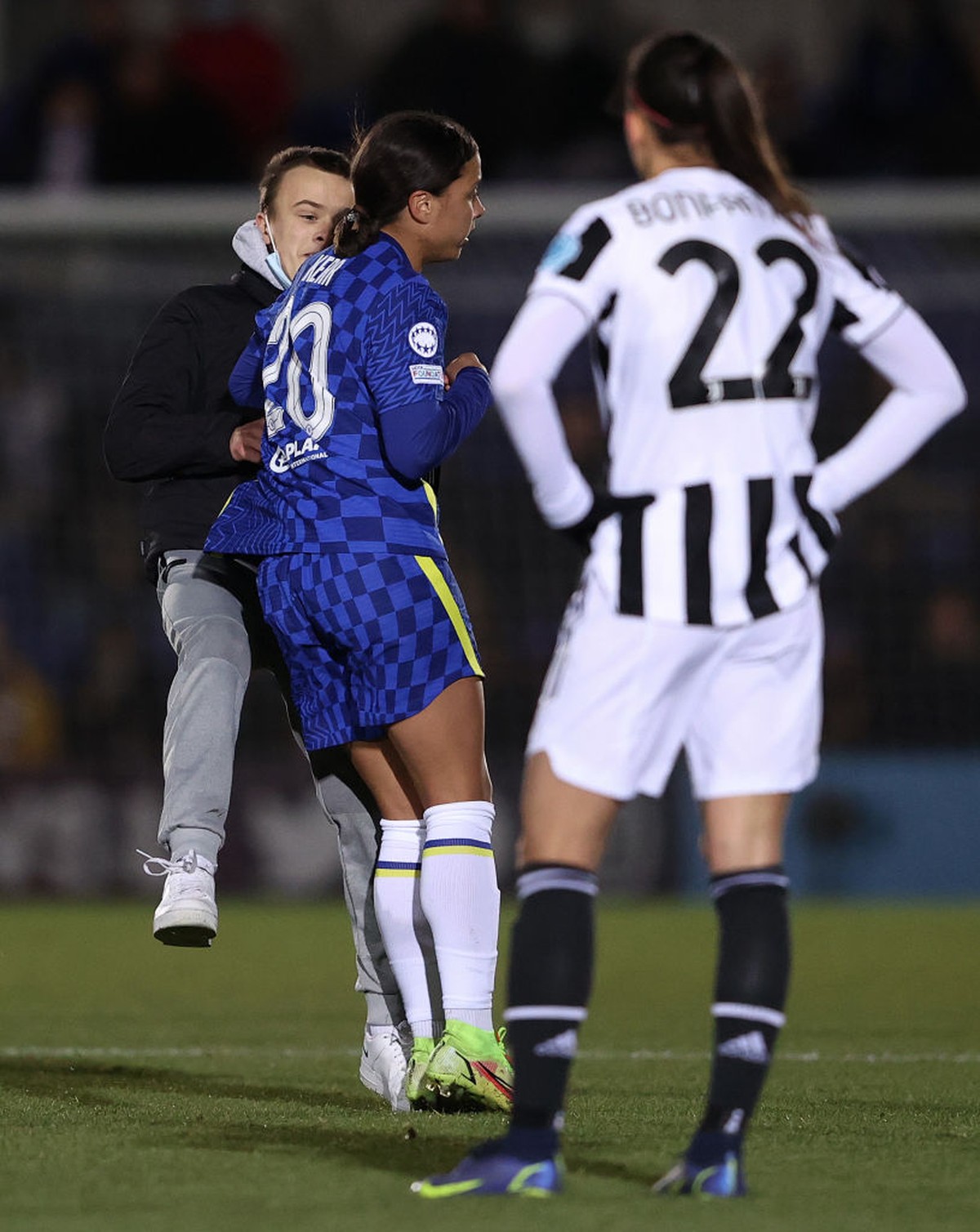 Australiana Sam Kerr derruba torcedor que invadiu o campo em jogo da ...