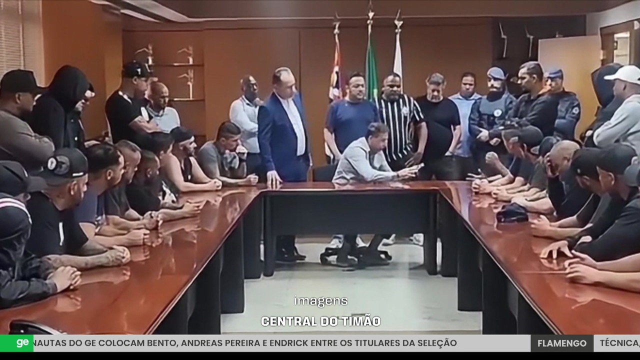 Vítor Pereira, do Corinthians, posa em foto com o lutador Charles do ...