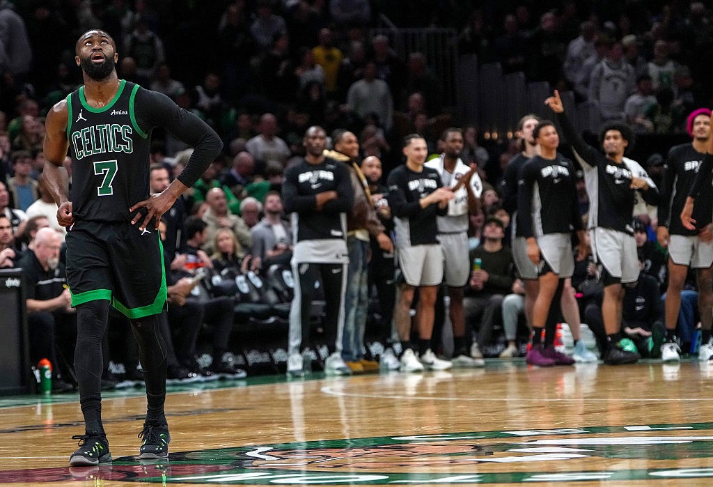 Jalyen Brown é multado em R$ 188 mil por criticar árbitro na NBA | Ge