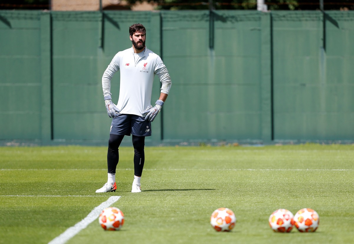 Alisson tenta coroar temporada de rápida adaptação na Inglaterra com ...