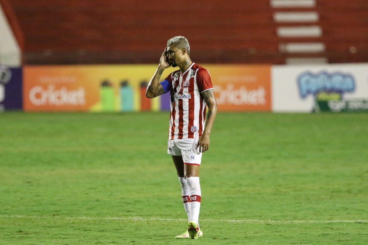 Com dores musculares, Kieza não viaja e desfalca o Náutico em jogo ...