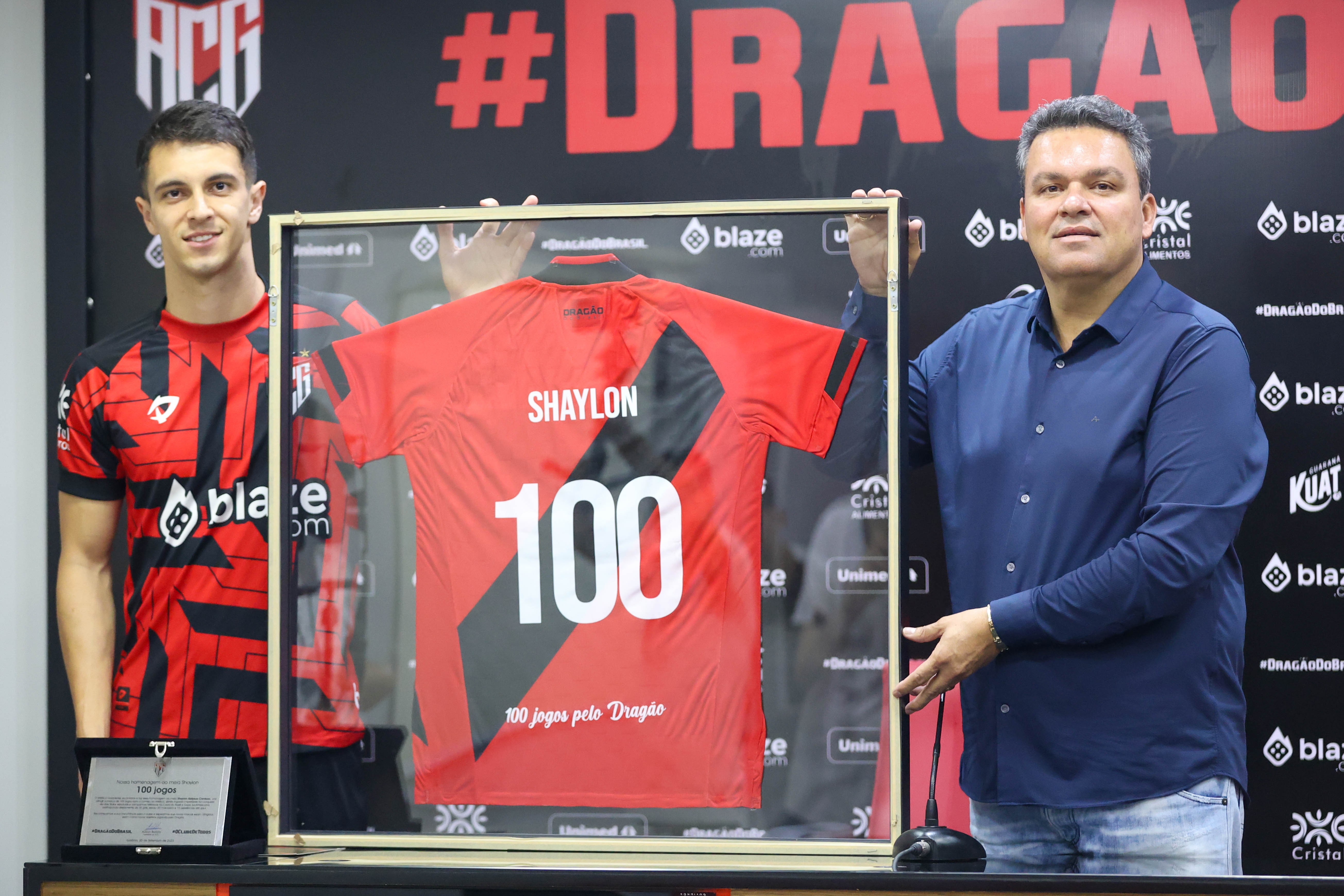 Shaylon completa 100 jogos pelo Atlético-GO, é homenageado e mira ...
