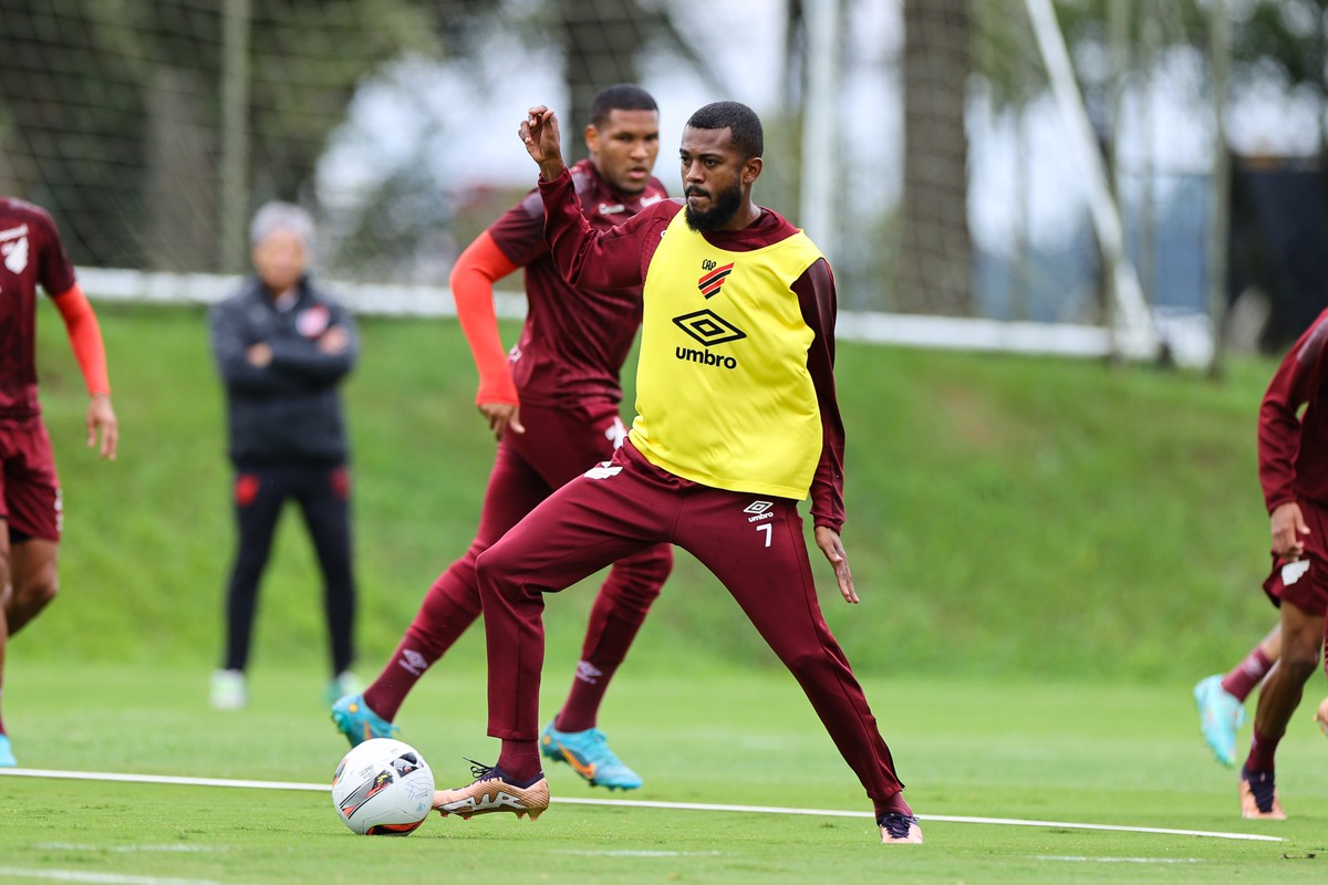 Marcelo Cirino volta a treinar com o elenco do Athletico após mais de ...