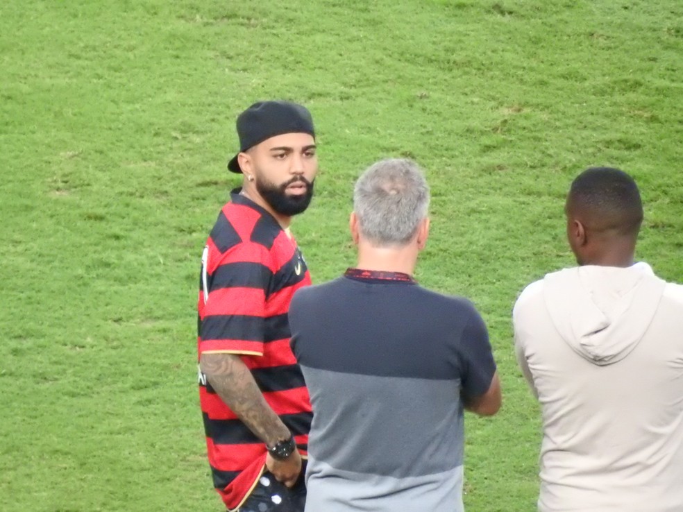 Cacegepos: Com número 100 e nome de Adriano às costas, Gabigol bate ...