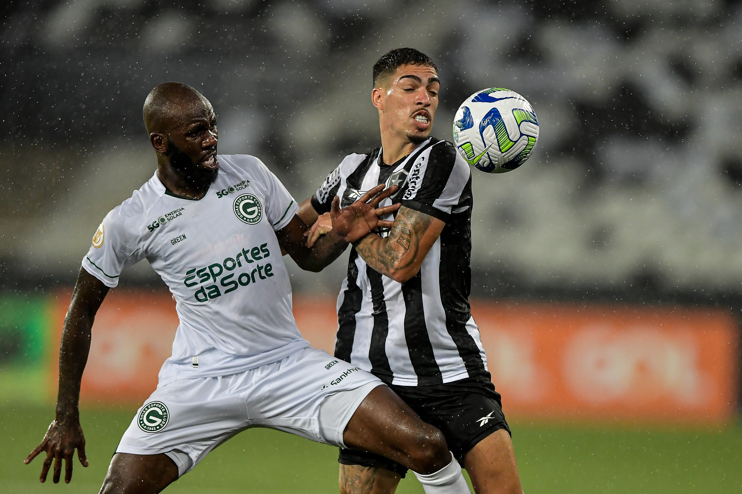 Vitória acerta contratação por empréstimo de Hugo, lateral-esquerdo do ...