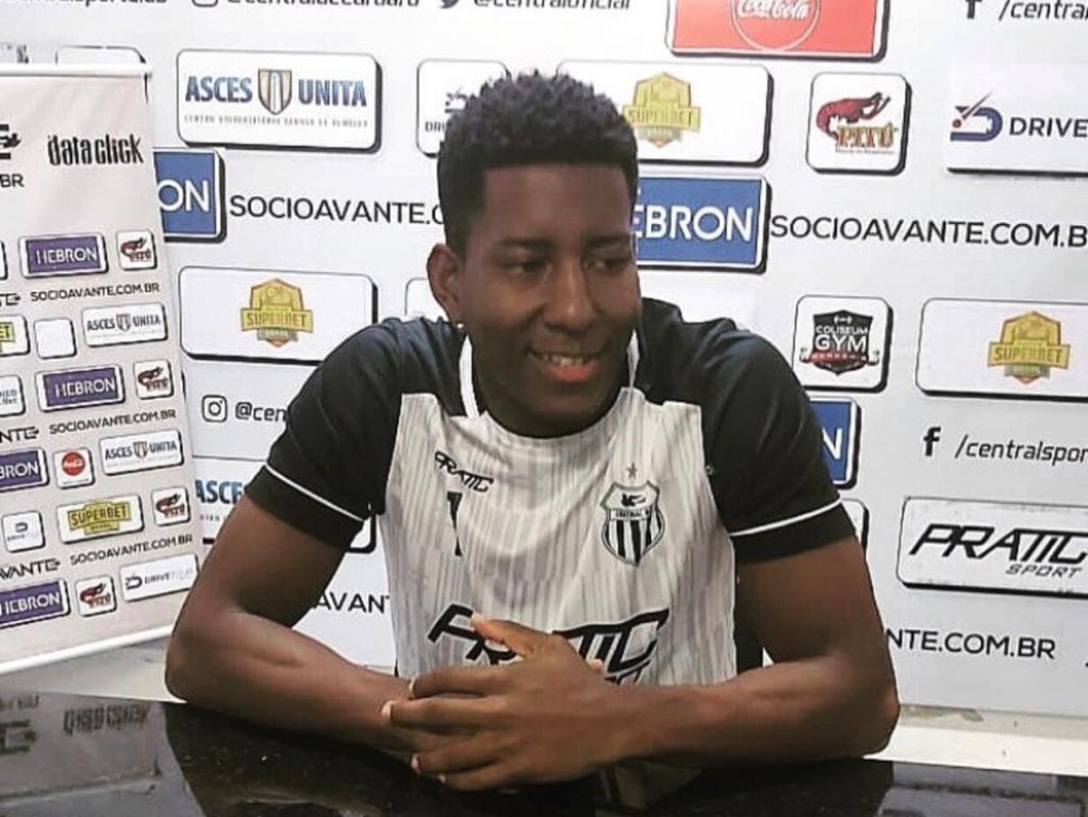 Lateral Izael se apresenta ao torcedor do Central e diz que pode atuar ...
