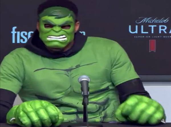 Halloween! Antetokounmpo se veste de Hulk em coletiva após jogo da NBA ...