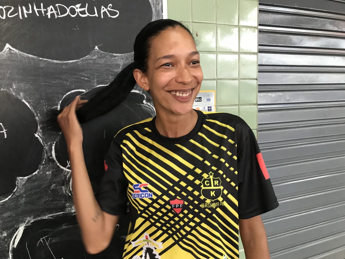 Prima do lateral Douglas Santos estreia no futebol feminino e sonha em ...