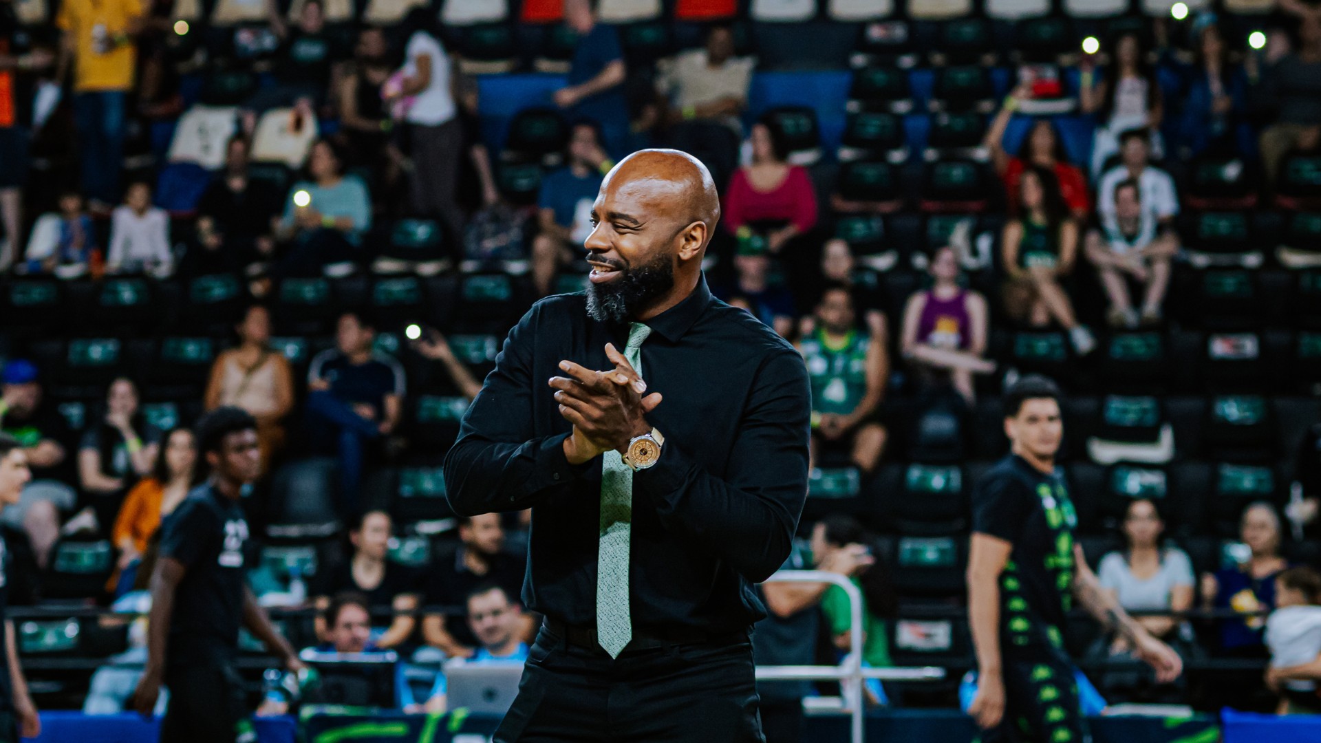 Larry Taylor: Bauru Basket aposenta camisa do ídolo | Ge