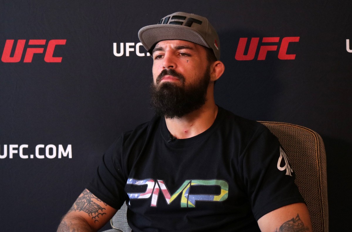 Mike Perry "leiloa" vaga em seu corner e recebe provocação de Darren ...