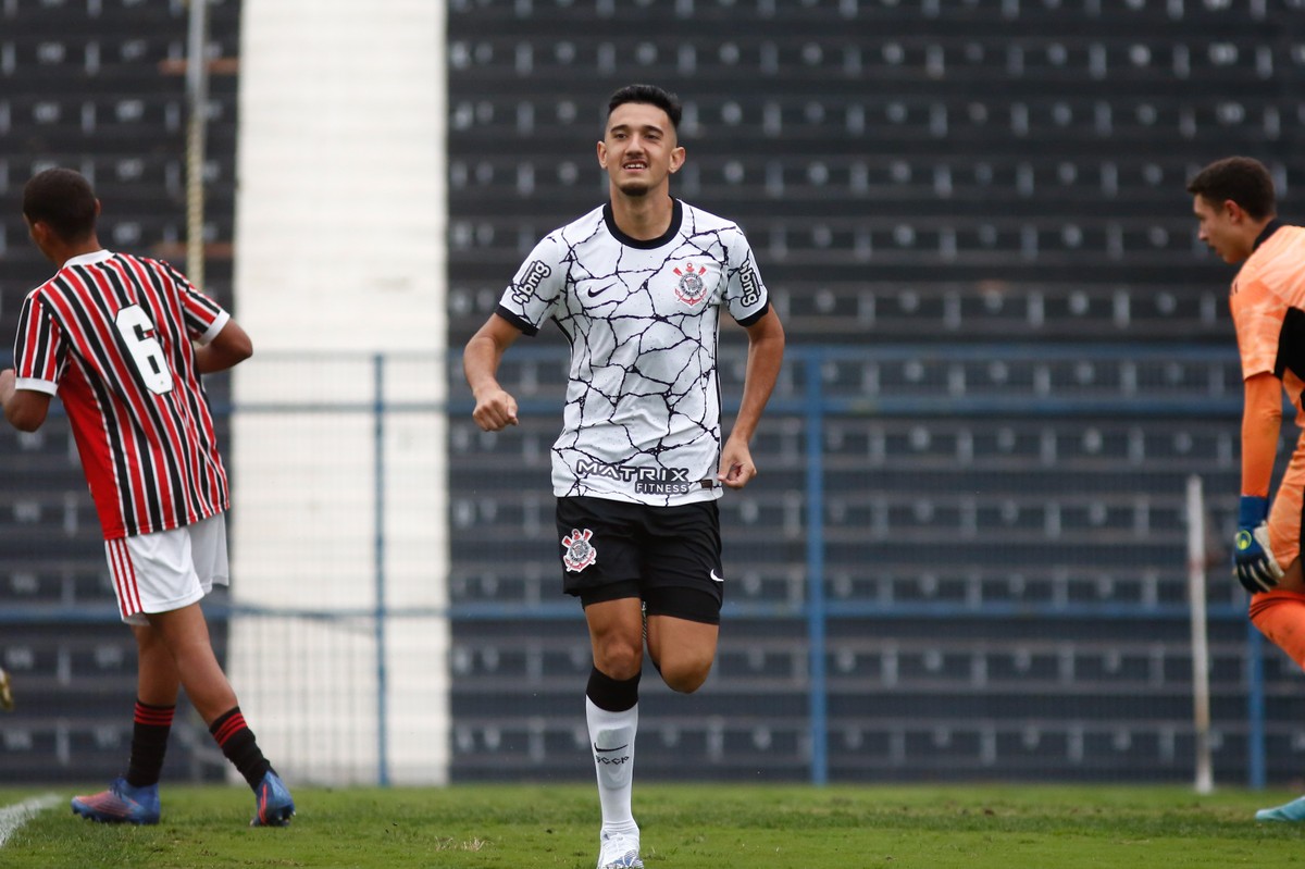 Adryan assina contrato profissional com o Corinthians; veja detalhes e ...