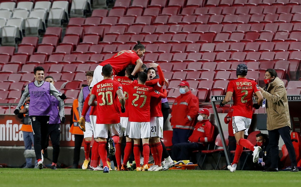 Benfica volta a vencer, mas Sporting mantém distância na liderança do ...