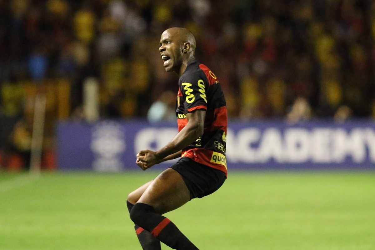 "Pastor" e referência, Fabinho completa 17 anos de carreira na ...