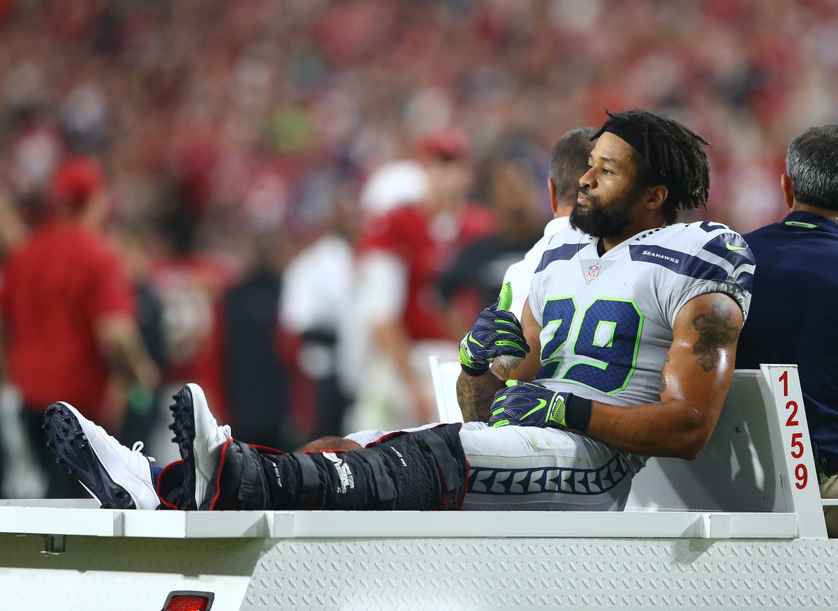 Earl Thomas fratura a perna esquerda e faz gesto obsceno ao ser ...