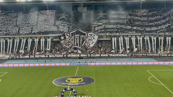 Torcida do Botafogo faz mosaico em homenagem a Garrincha | botafogo | ge