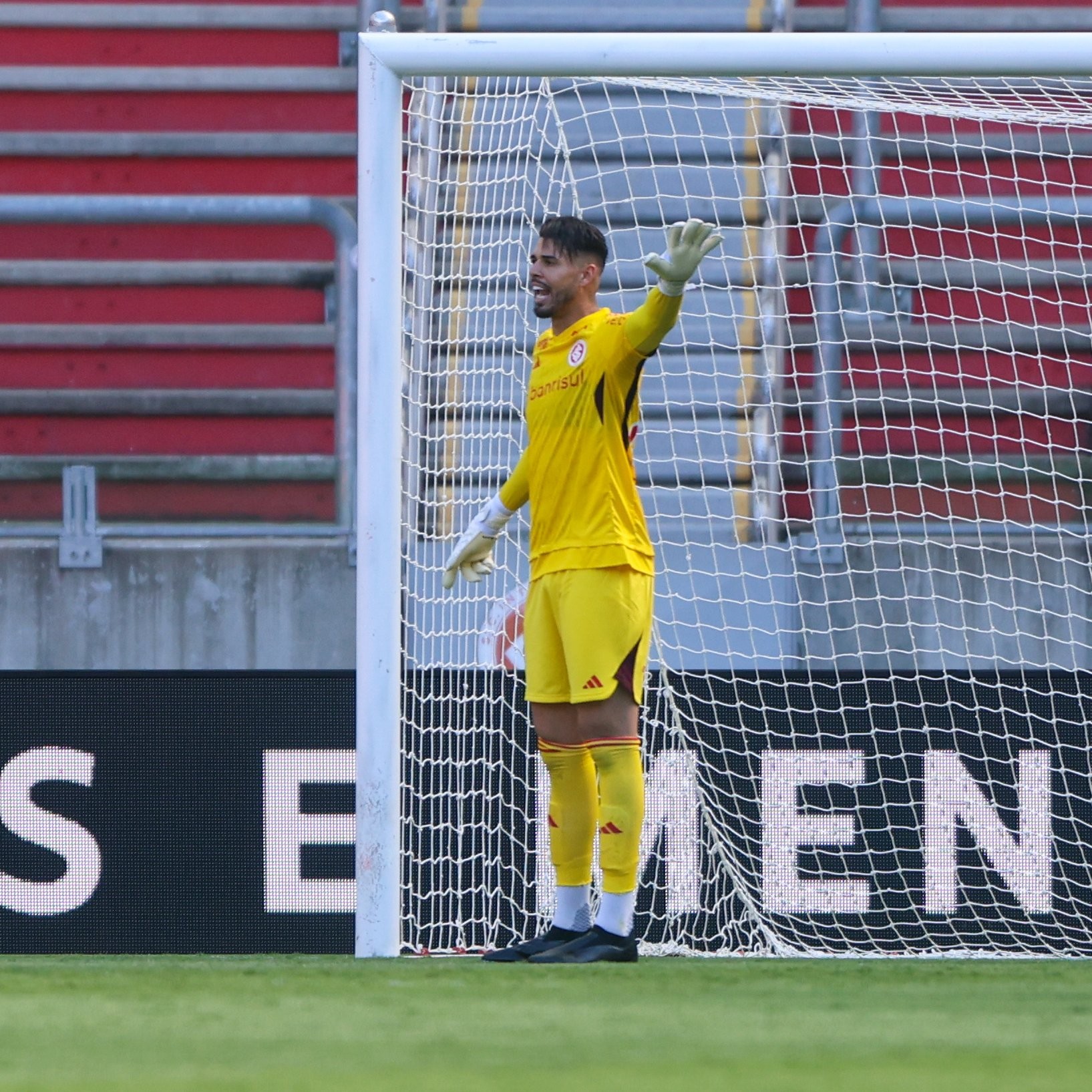 Ivan passa por cirurgia após lesão em estreia pelo Inter | Ge