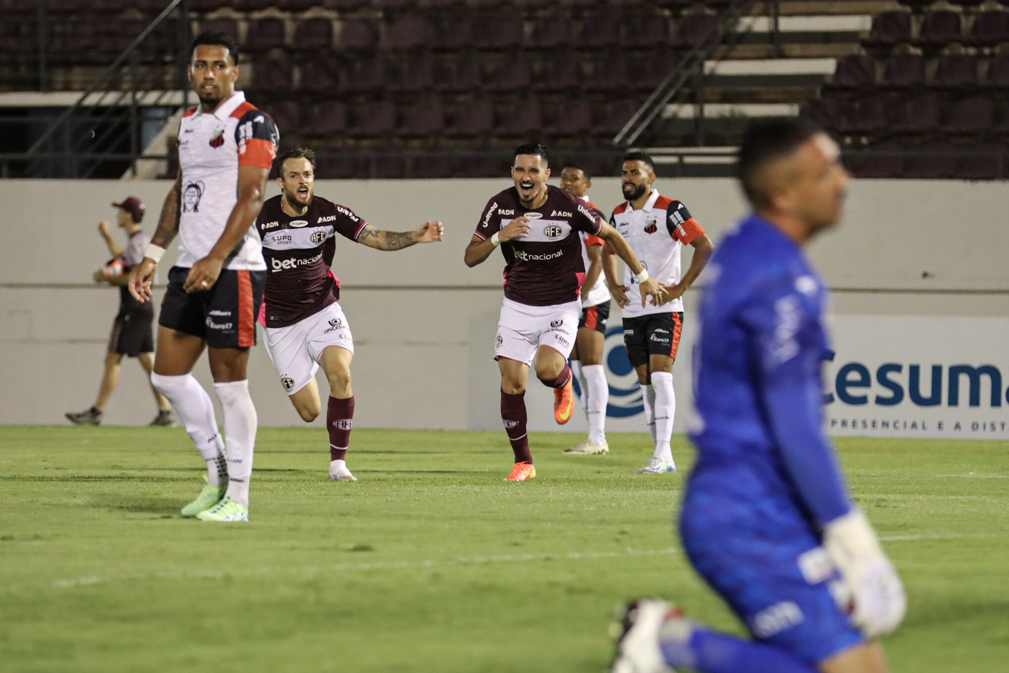 Golaço contra? Zagueiro erra corte e encobre próprio goleiro na A2 do ...