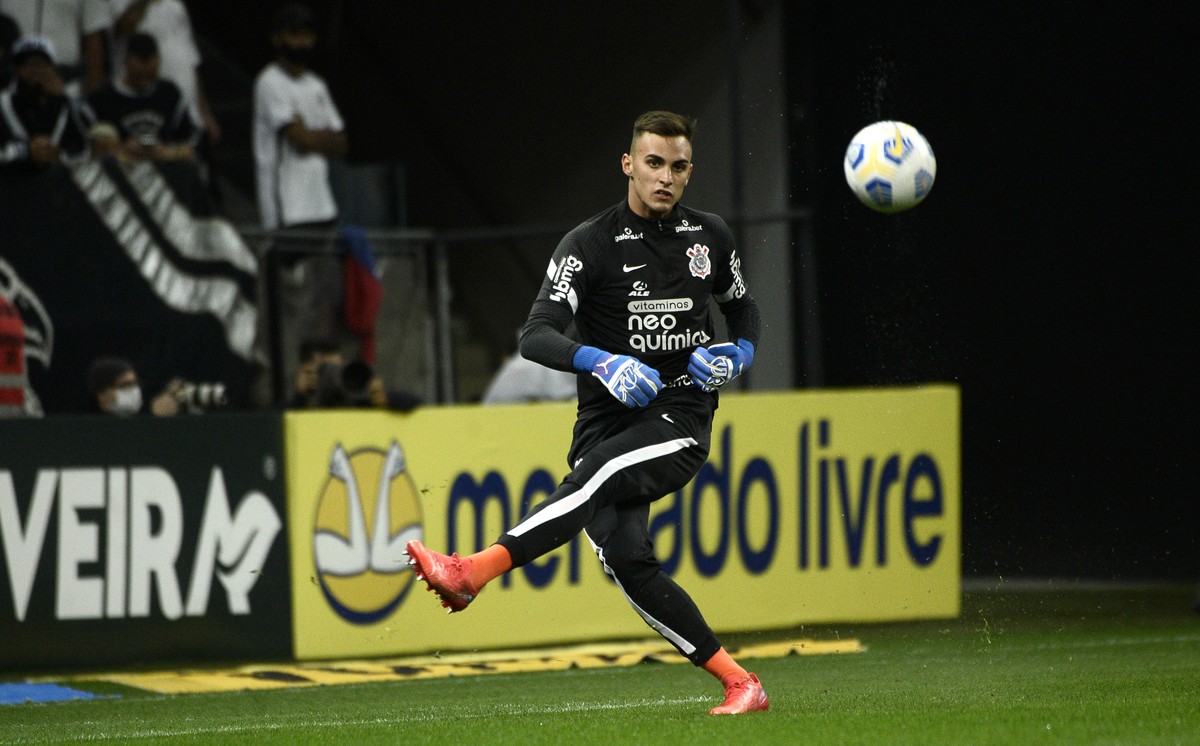 Goleiro do Corinthians leva crianças carentes ao shopping na véspera do ...