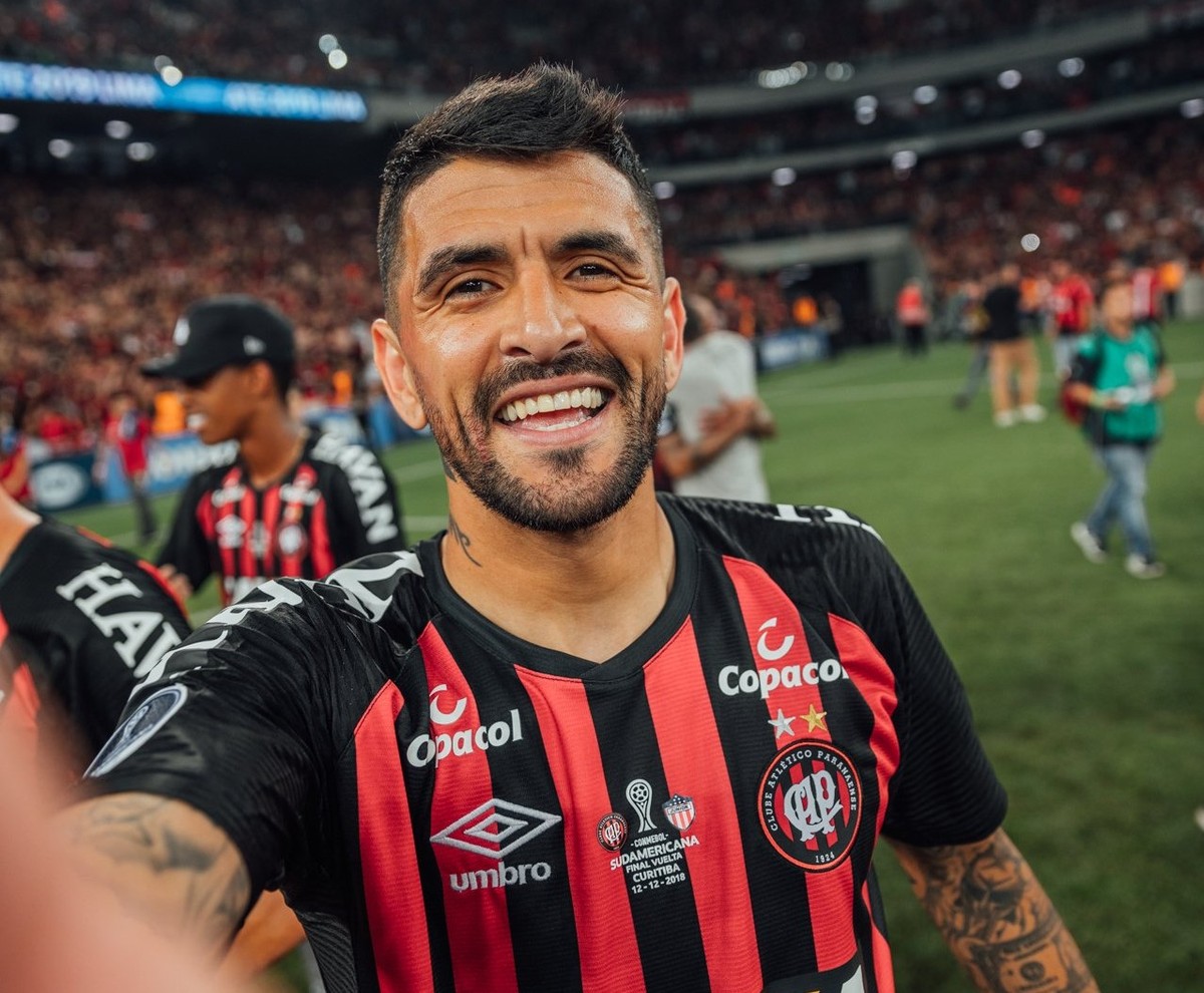 Só atrás de Messi: Lucho tenta igualar Tévez entre os argentinos com ...