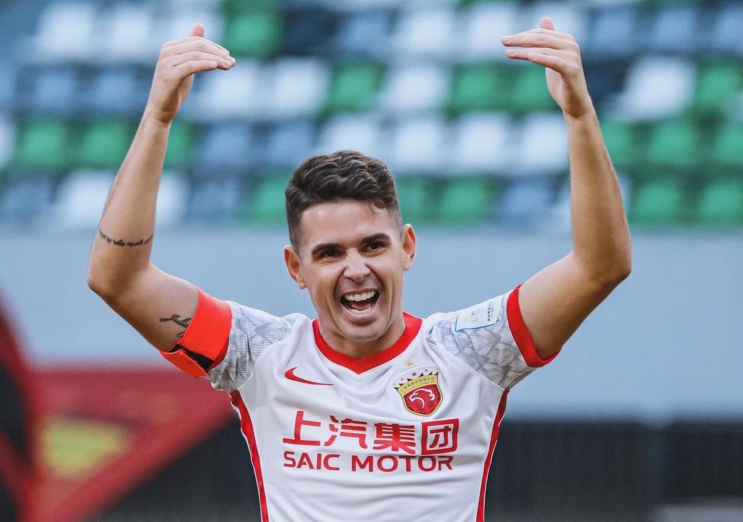 Oscar volta a jogar pelo Shanghai e diz que deve permanecer na China | Ge