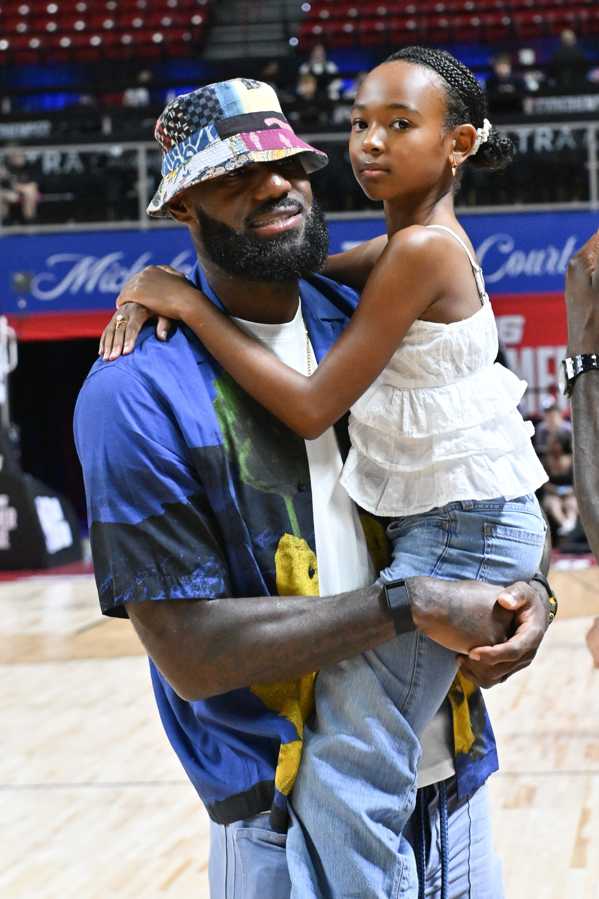 Filha de LeBron James joga com o número 6 em homenagem ao pai e gera repercussão nas redes | Ge