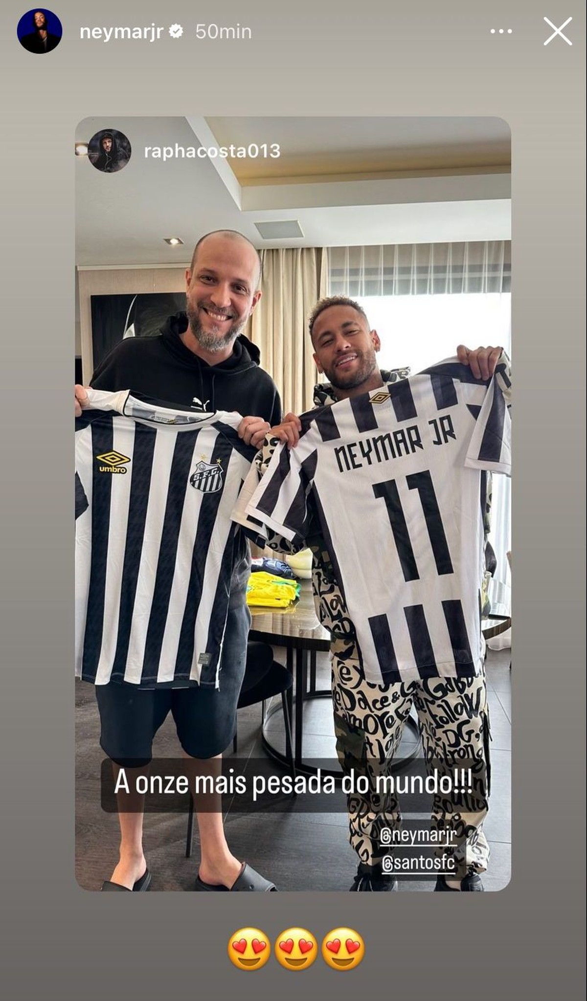 Neymar posa com camisa do Santos ao lado de amigo: "A 11 mais pesada do mundo"