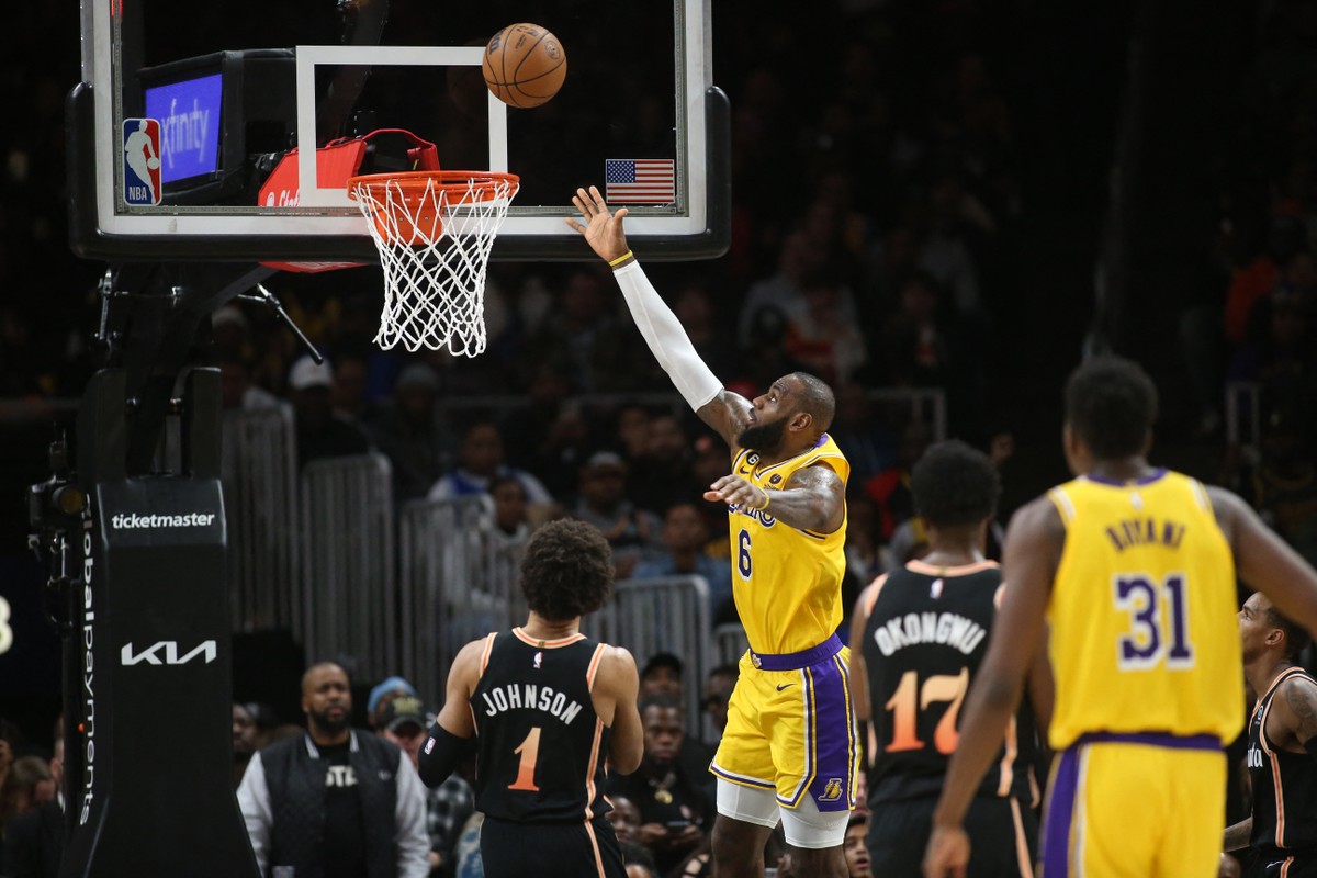 LeBron James anota 47 no aniversário, e os Lakers viram sobre os Hawks ...