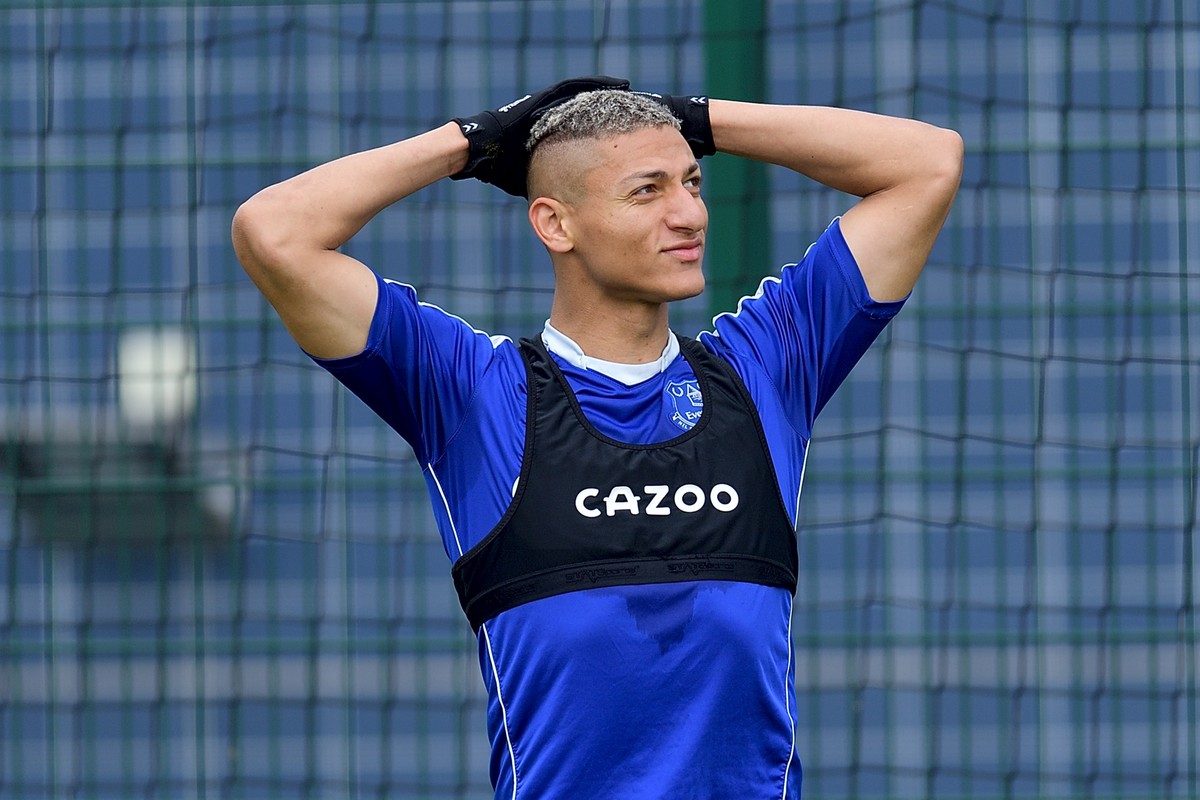 Richarlison vibra com gols cheios de efeito durante treino do Everton ...