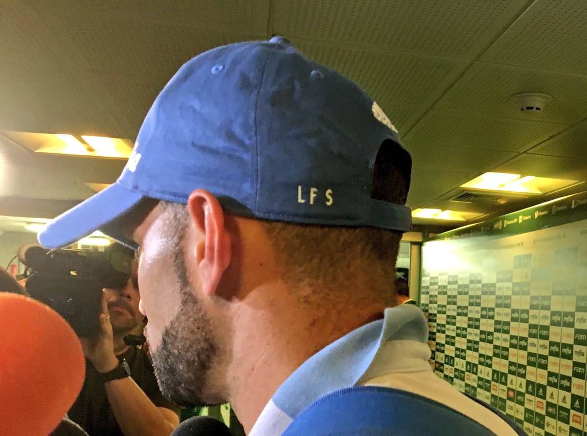 Weverton deixa arena com boné de Felipão sem querer: "Vou devolver com ...