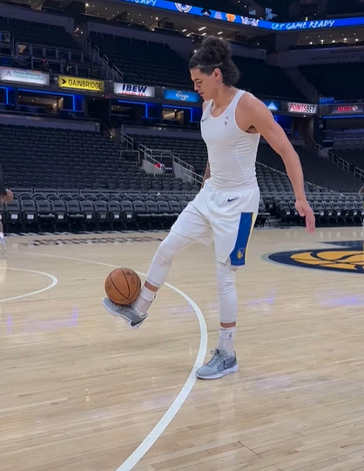 Gui Santos mostra habilidade e faz embaixadinhas com bola de basquete ...