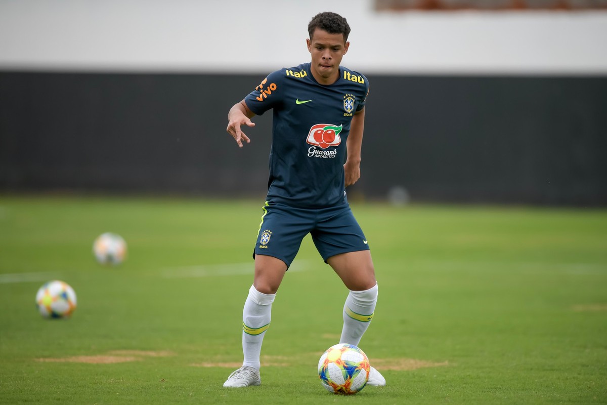 Dono de multa de R$ 444 milhões, Sandry luta para ser titular no Brasil ...