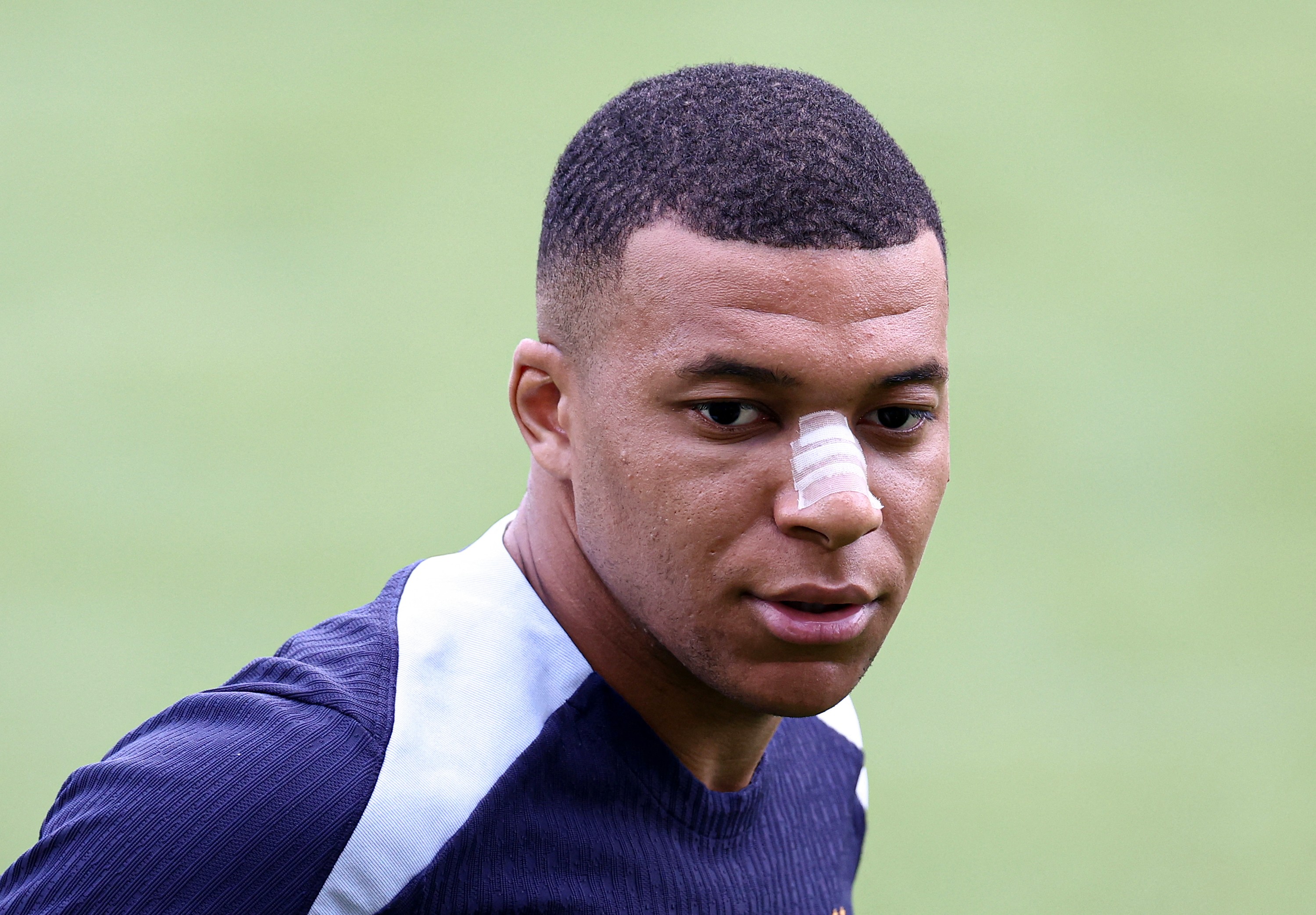 Mbappé aparece com curativo no nariz e treina sem máscara pela França | Ge