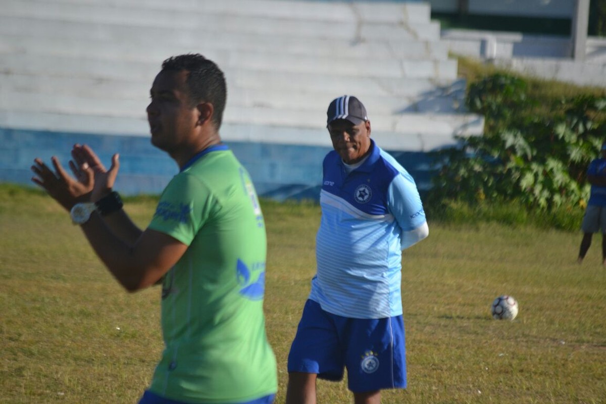 À espera de Naylson e Paraíba, Lancuna se apresenta e abre ...