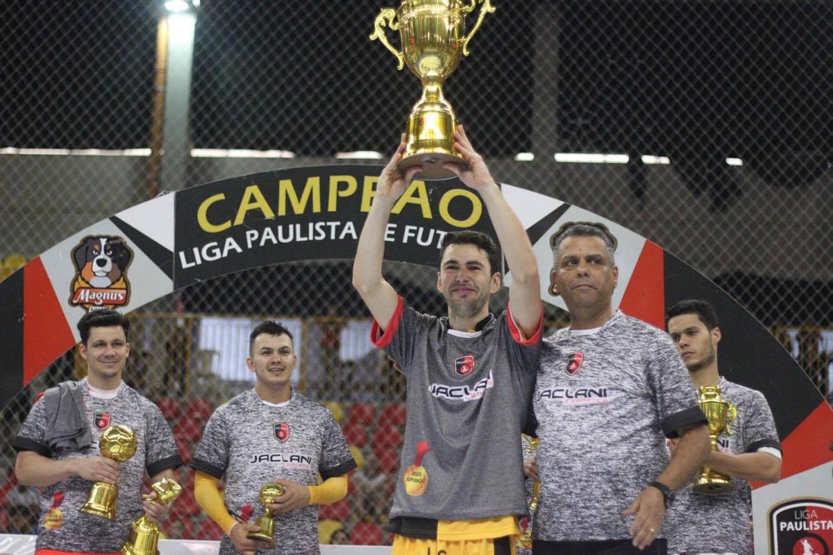Neto celebra primeiro título em retorno ao futsal após cura de dois ...