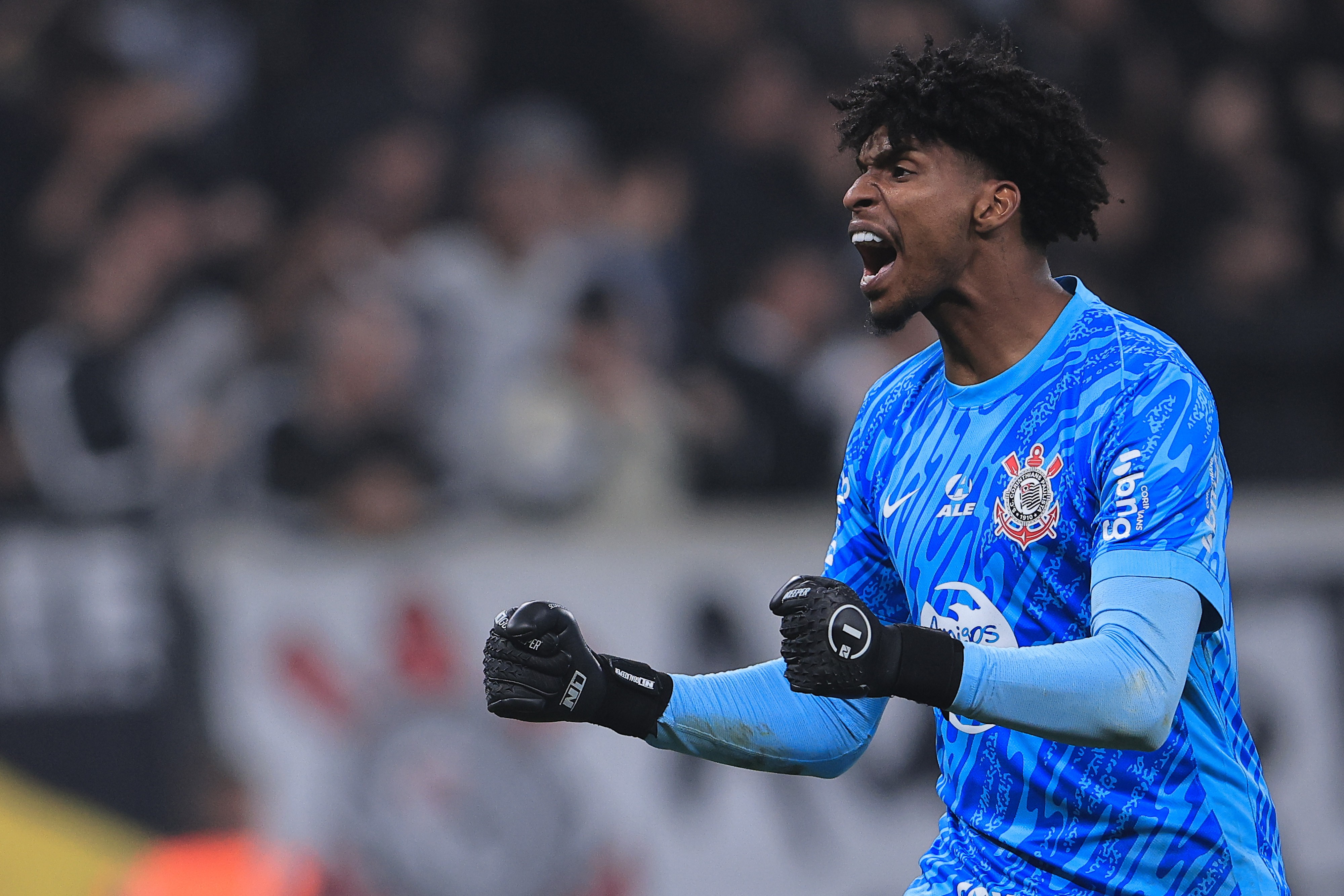 Hugo Souza estreia com três grandes defesas e vibração após vitória do ...