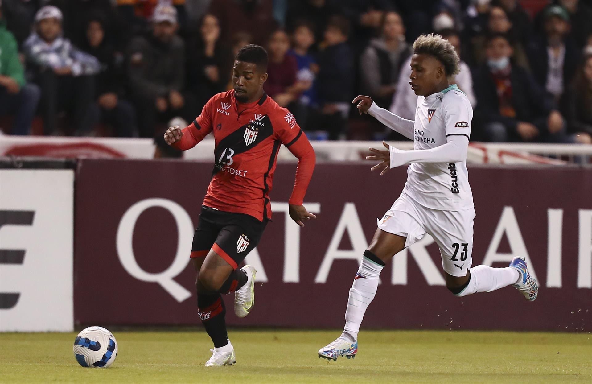 Ponte Preta mira lateral-direito Hayner, ex-Atlético-GO e Sport