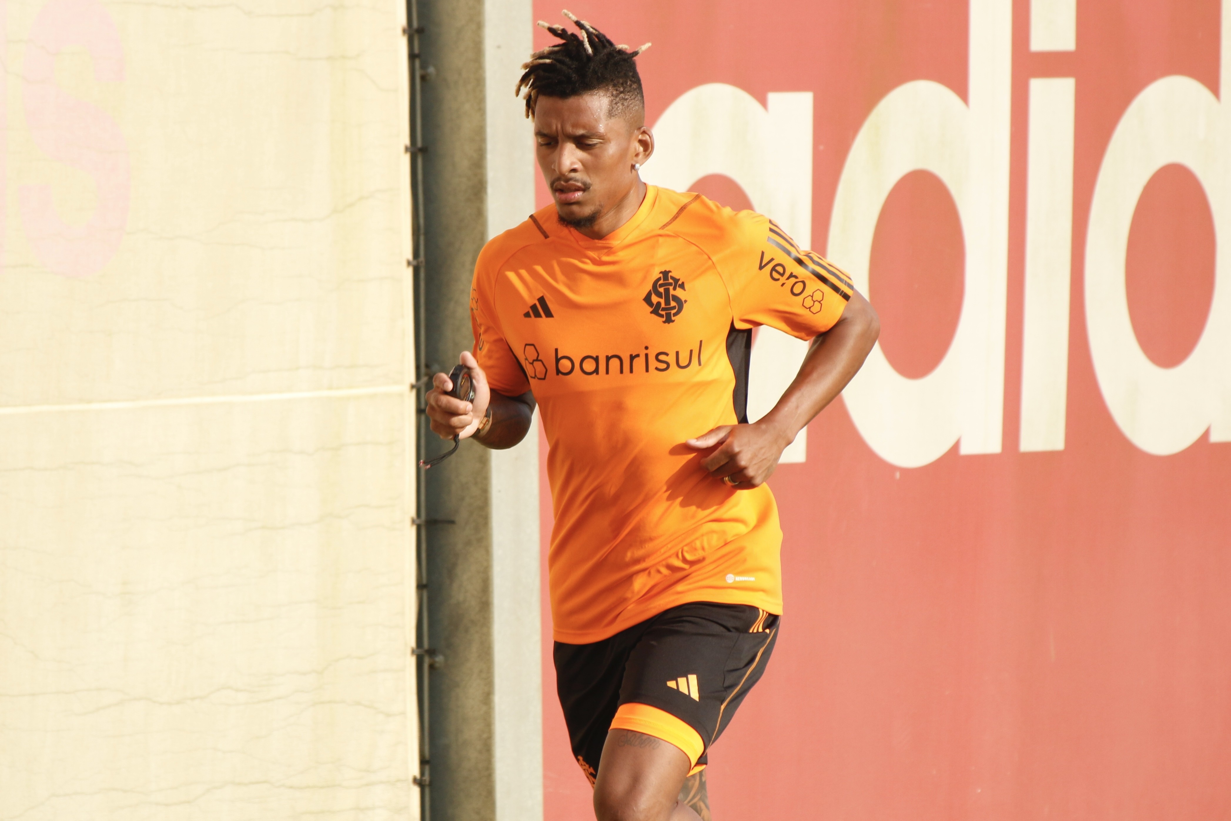 Treino do Inter: Dalbert faz trabalho à parte, e Coudet fecha atividade ...