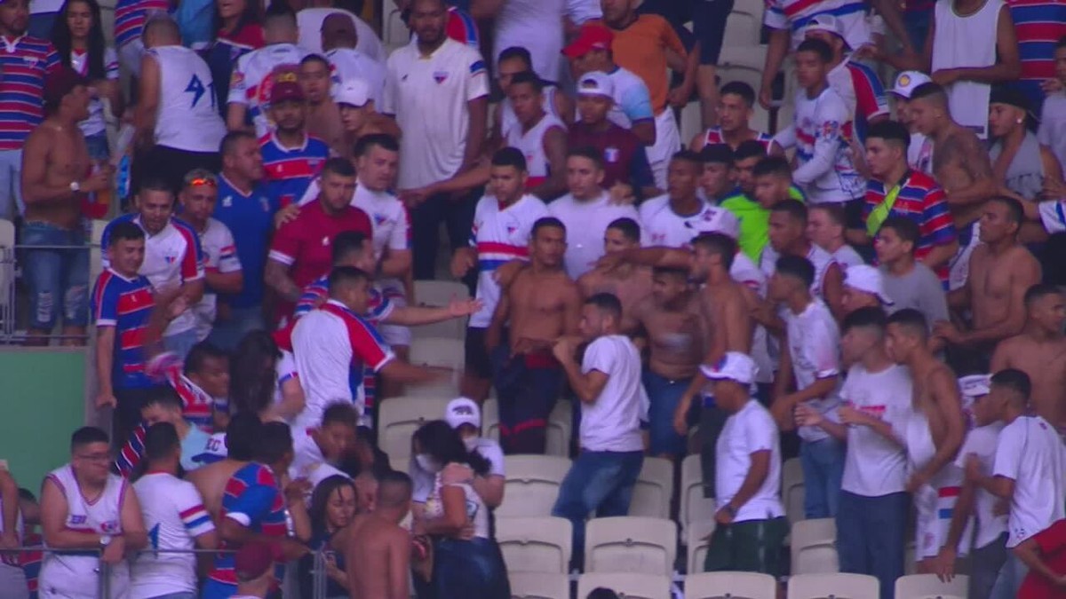 Vídeo exclusivo: briga na torcida do Fortaleza marca jogo contra o ...