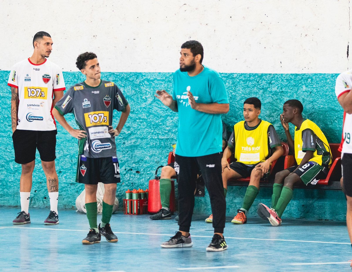 Goleiro Max assume tarefa de renovação como treinador das categorias de ...