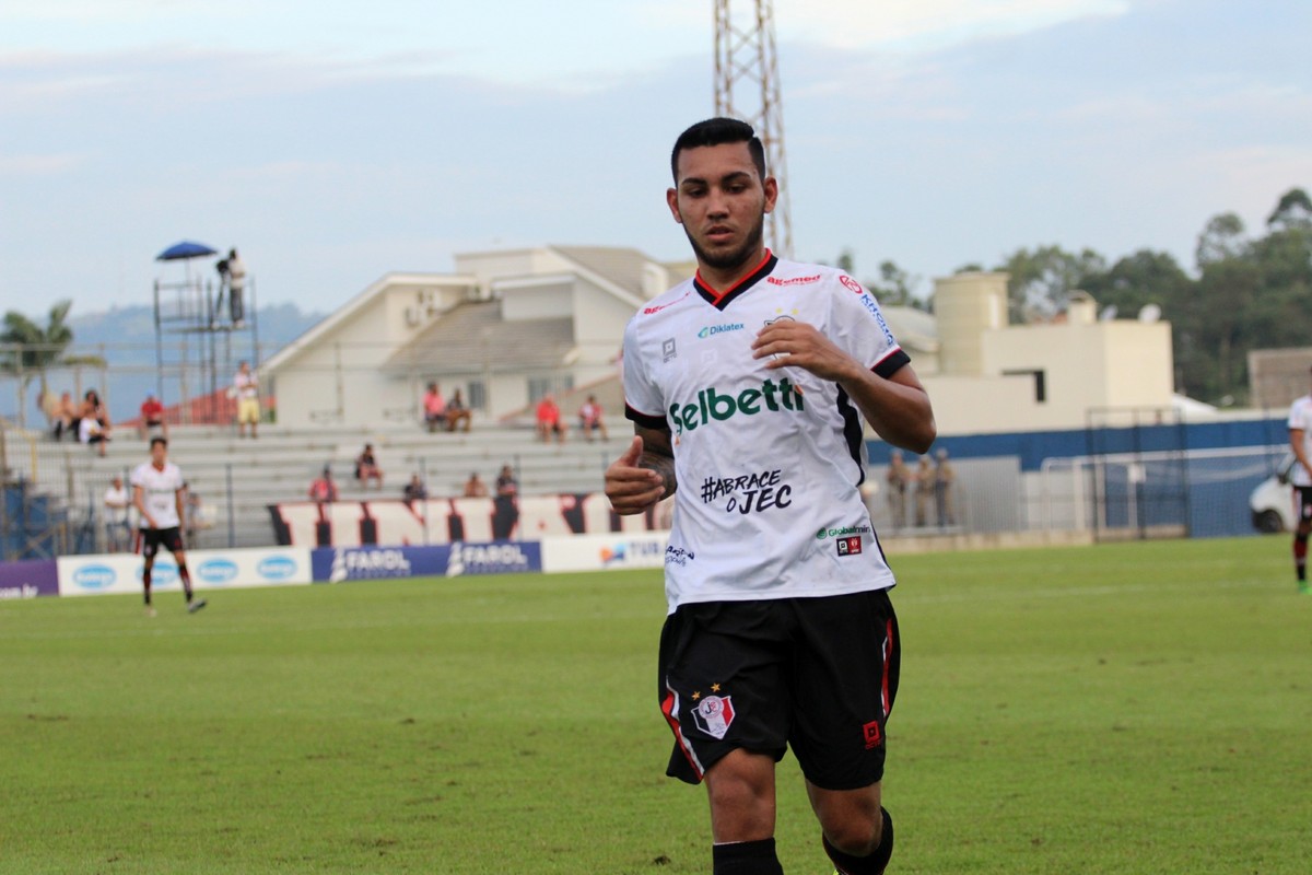 Alex Ruan fala de ambiente tranquilo no JEC e agradece volta à lateral ...