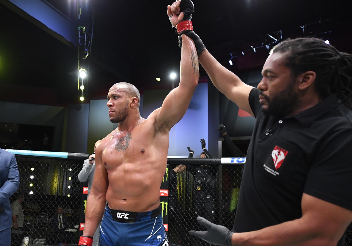 Ciryl Gane comemora estreia do UFC na França: "É especial" | combate | ge