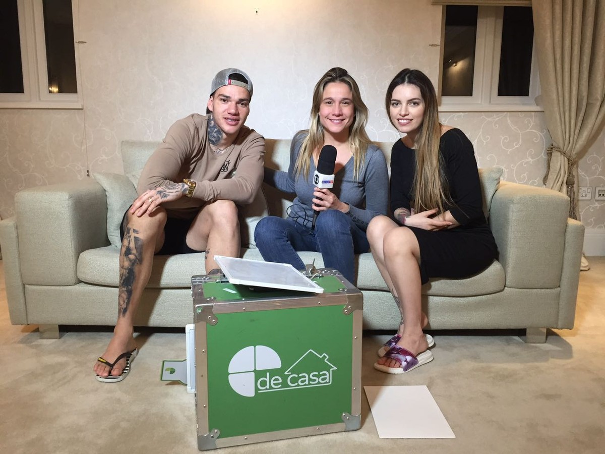 Ederson abre mansão e revela que faz tatuagem em casa
