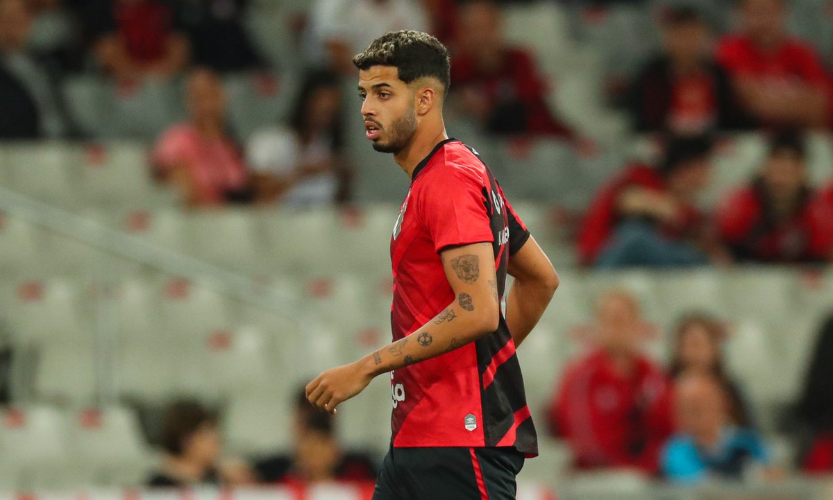 Kaique Rocha ganha espaço com Wesley Carvalho e aumenta disputa na zaga ...