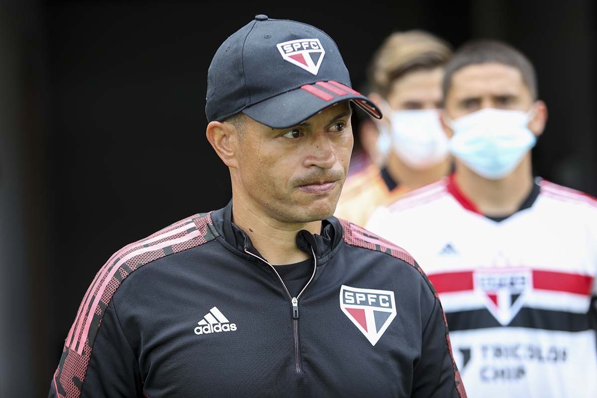 Conhece o Azeez Olalekan Balogun? São Paulo reforça base com nigeriano ...